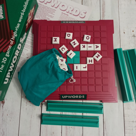 Upwords gra na słowa jak Scrabble > Edu Pszczółka